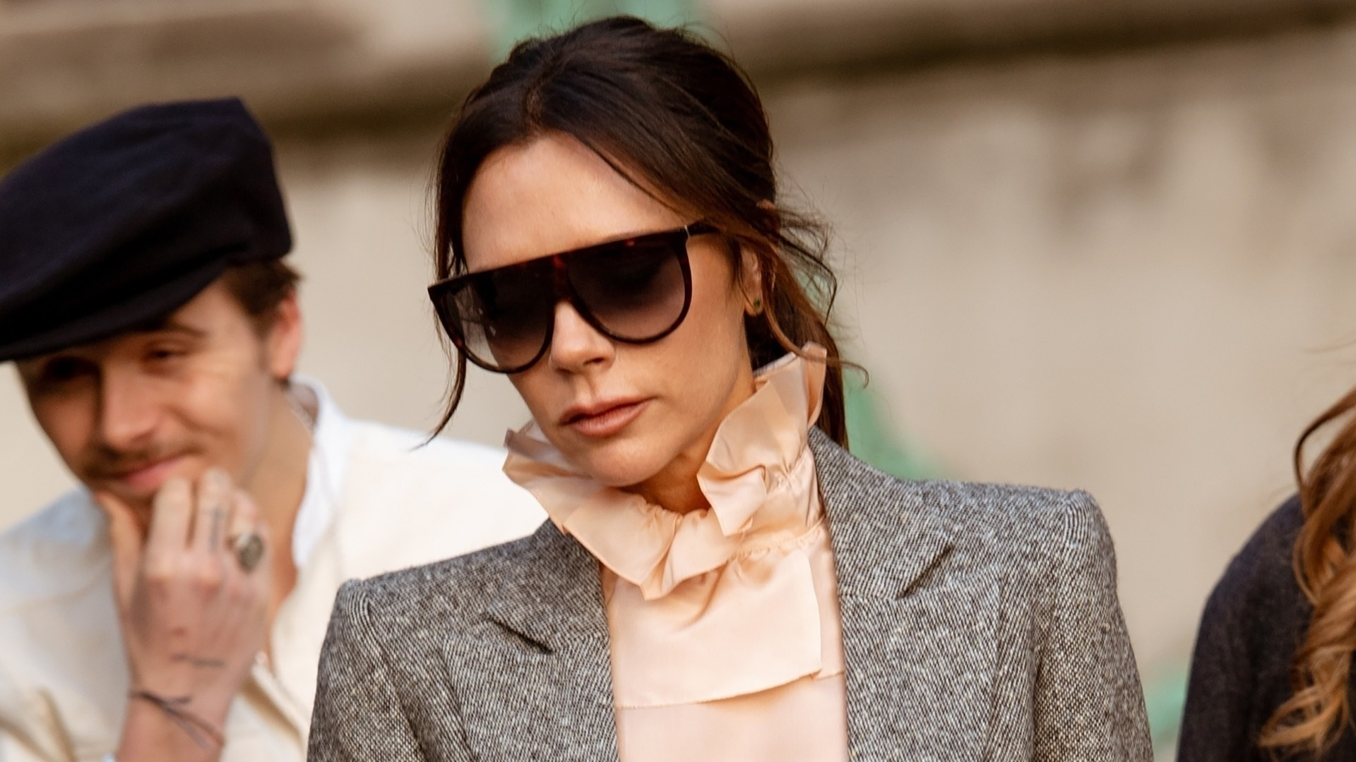 How to do the Victoria Beckham Office Look: 7 Tips for Looking Chic and ...